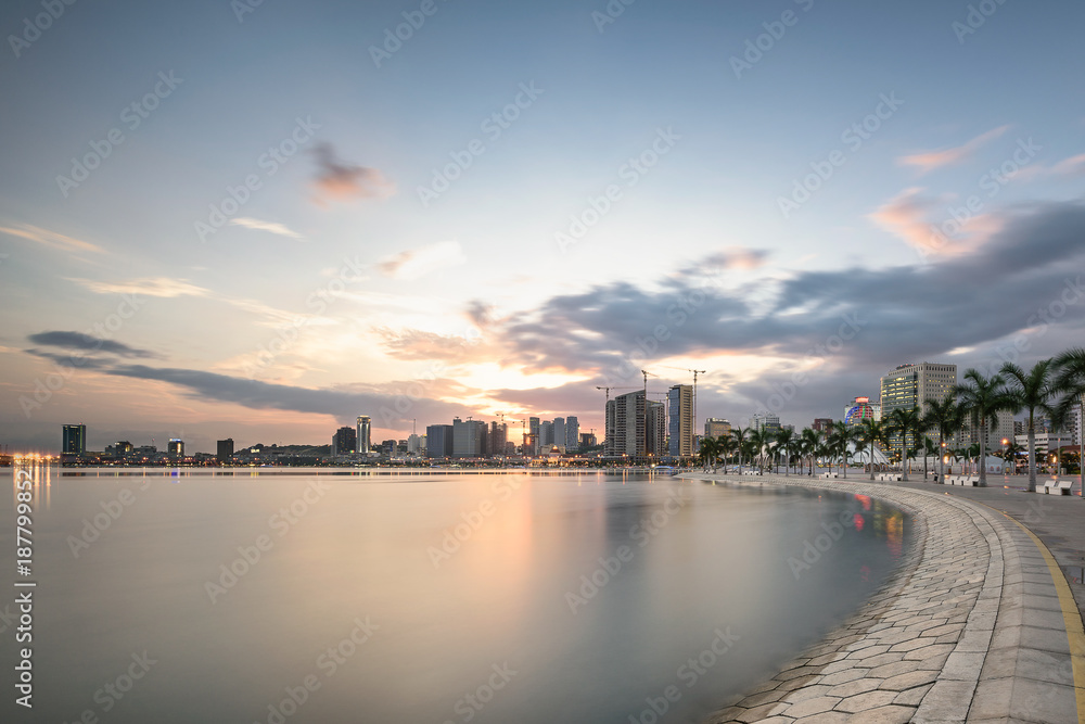 Luanda a acordar - a baixa da cidade vista a partir da baía ao nascer ...