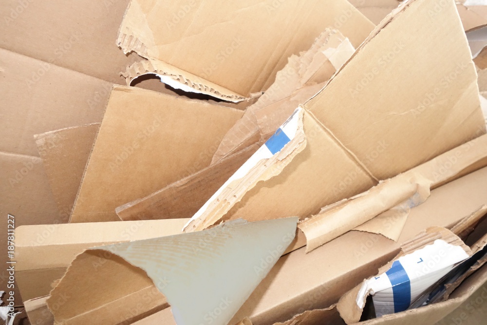 cardboard trash foto de Stock | Adobe Stock