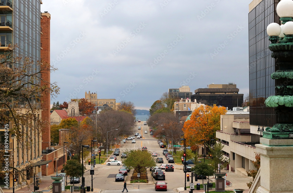 Fotka „Madison, the capitol of Wisconsin downtown autumn cityscape from ...
