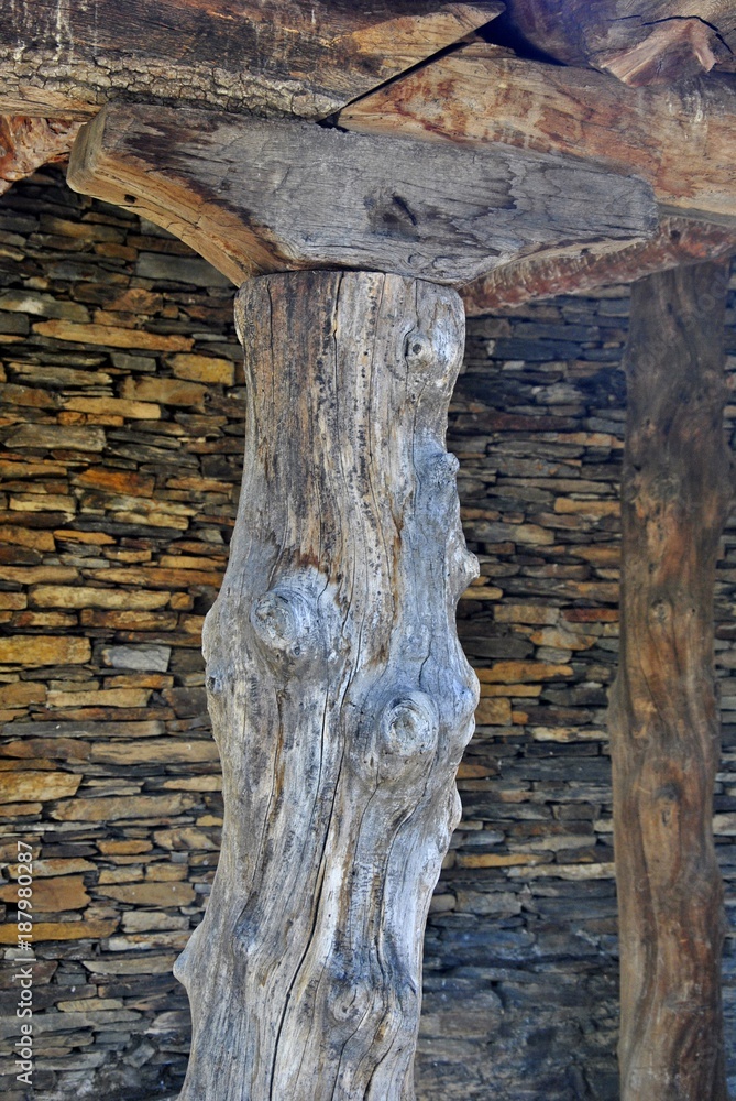 Columna de madera Arquitectura negra Stock Photo | Adobe Stock