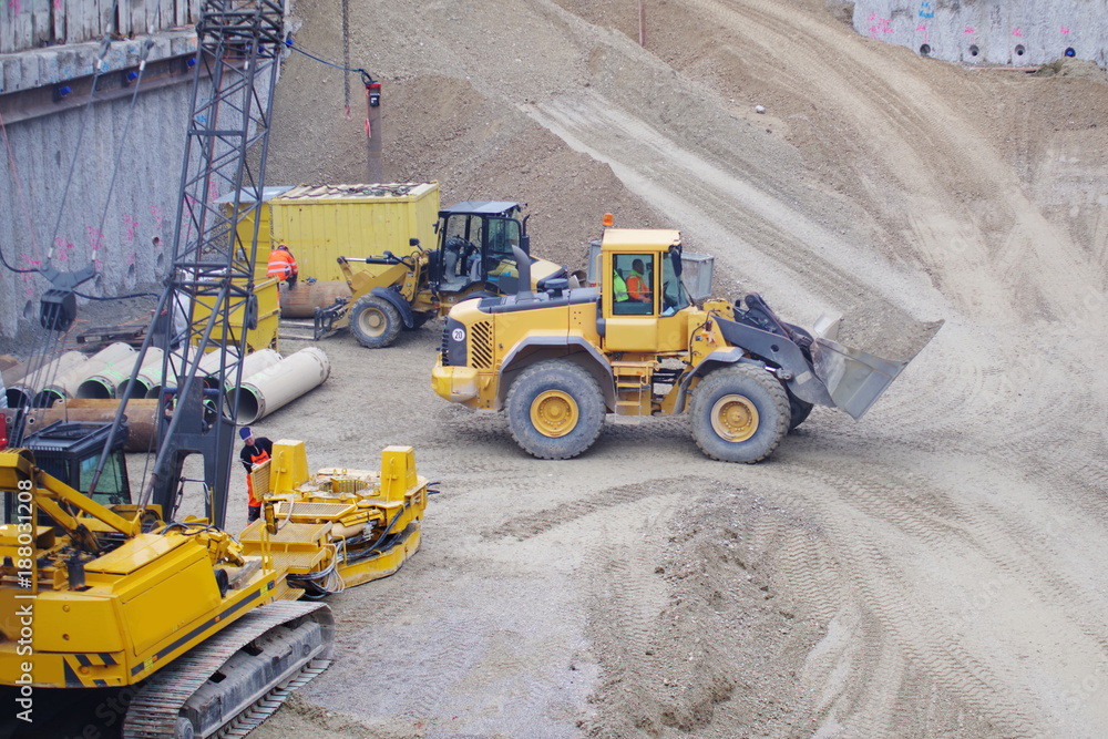 Bagger in einer Baugrube Stock-Foto | Adobe Stock