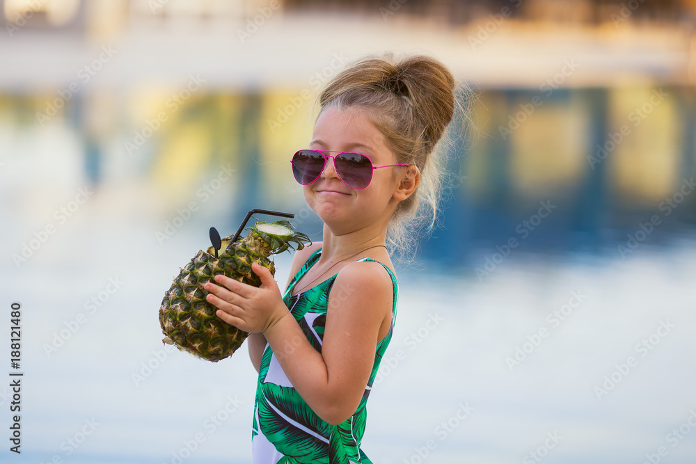 Child drinking juice in swimming pool bar. Summer family vacation with ...