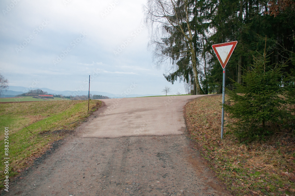 A give way yield sign at a country dirt road intersection Stock Photo ...
