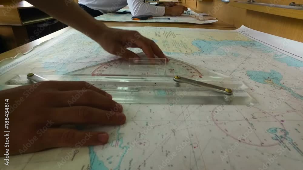 Two men in hand-calculate the route on the map with a compass 素材庫影片 ...