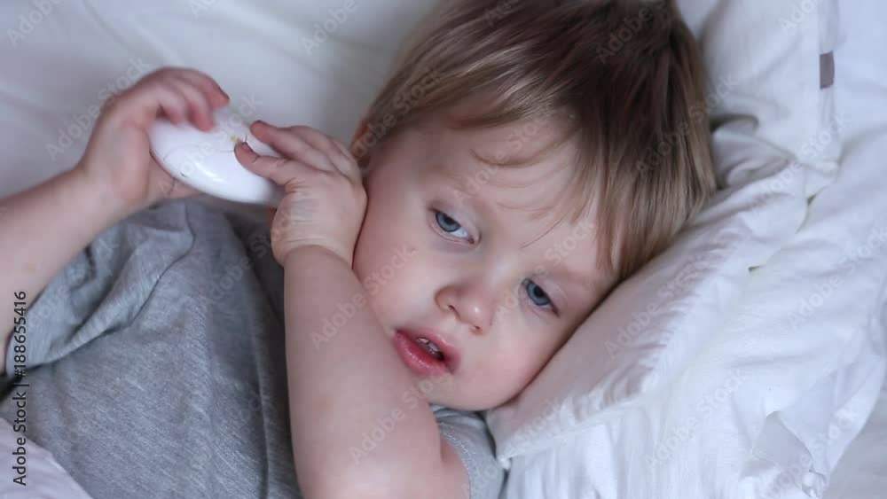 Vidéo Stock Measuring baby's temperature with contactless digital ...