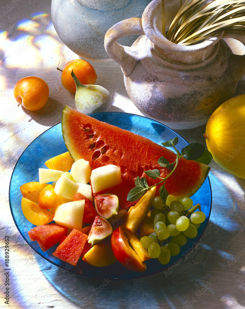 Mediterraner Obstteller im Sonnenlicht Stock-Foto | Adobe Stock