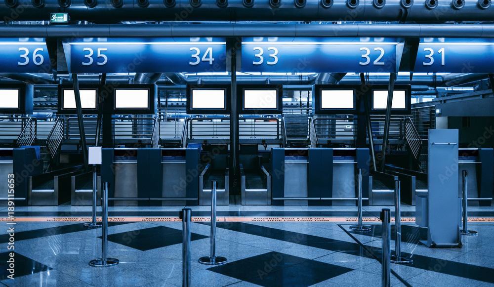 Foto de Dark blue interior of check-in area in modern airport: luggage ...