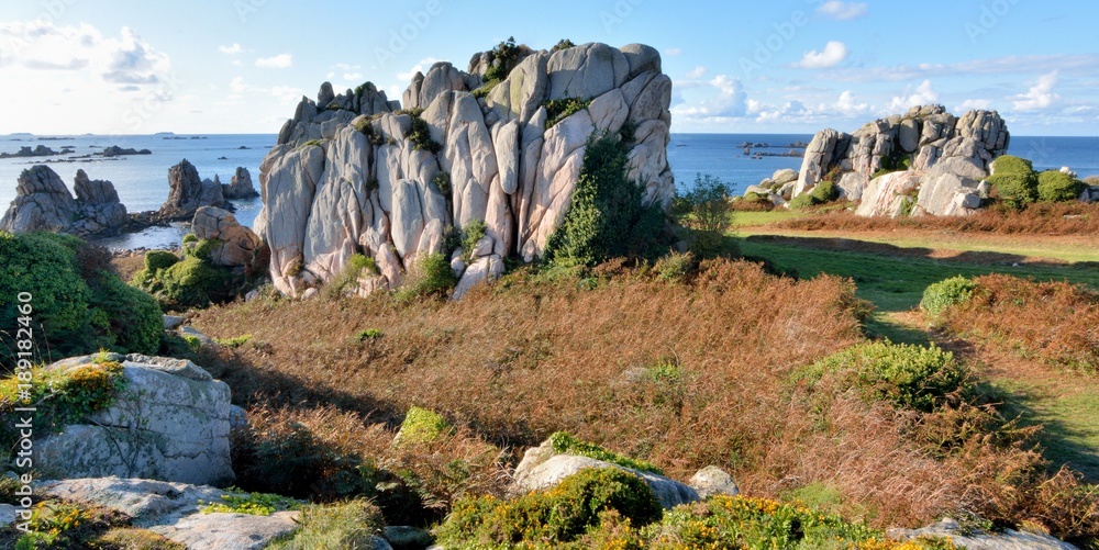 La côte et ses rochers pointus à Plougrescant Pors-Scaff en Bretagne ...