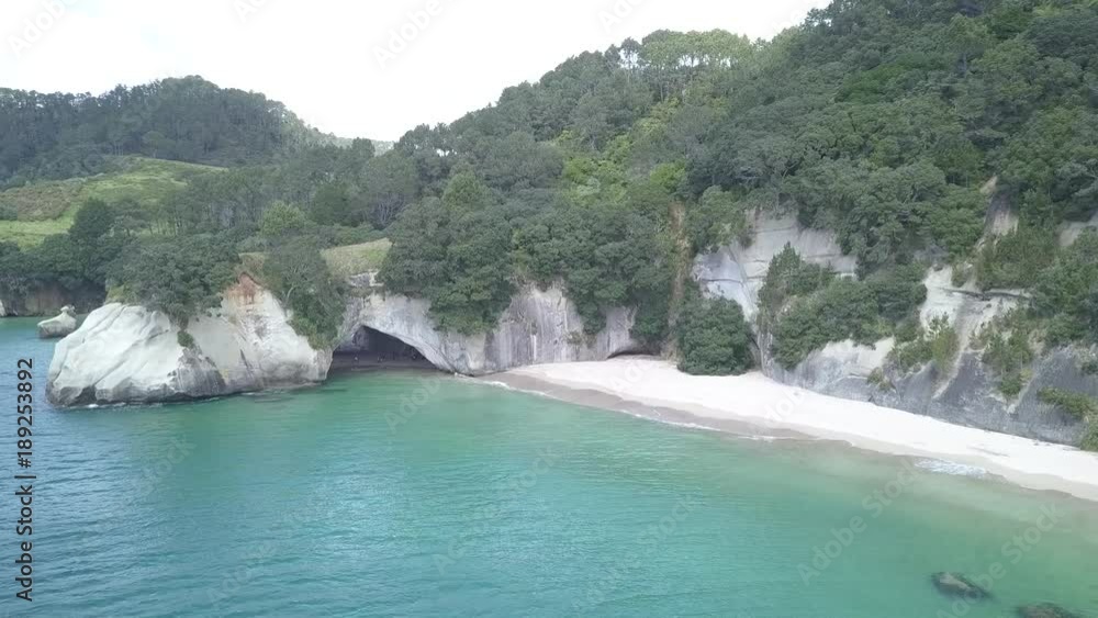 Vidéo Stock Cathedral Cove in the Coromandel Peninsula, New Zealand ...