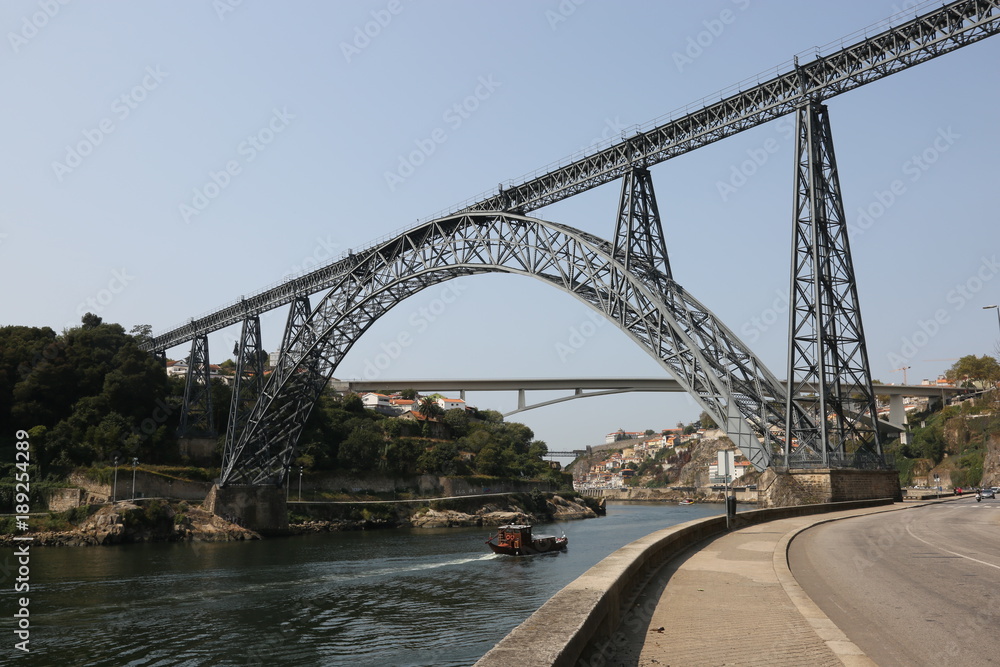 Le pont métallique Maria Pia construit en 1877 à Porto sur le Douro par ...