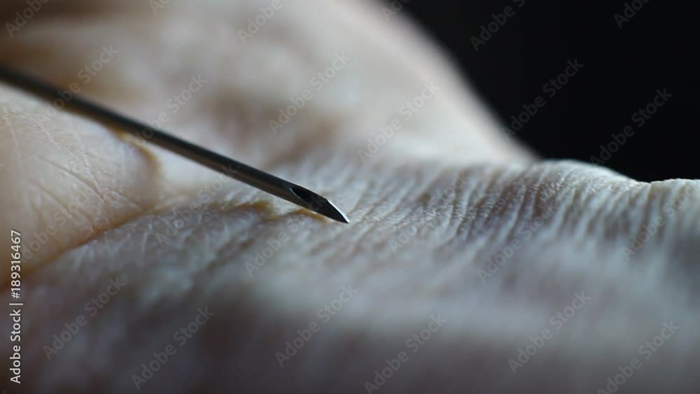 Vidéo Stock Syringe carefully touching skin of palm hand. Before ...
