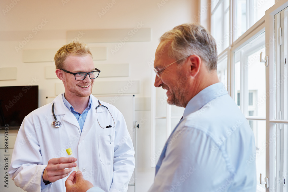 Hausarzt testet Urinprobe von Patient Stock Photo | Adobe Stock
