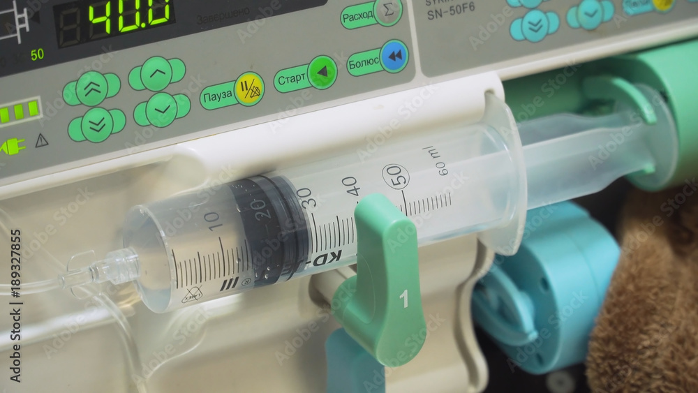 Foto de Syringe driver or syringe pump is a small infusion pump for ...