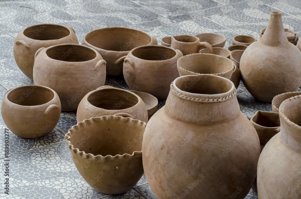 Panelas de barro de vários tamanhos Stock Photo | Adobe Stock