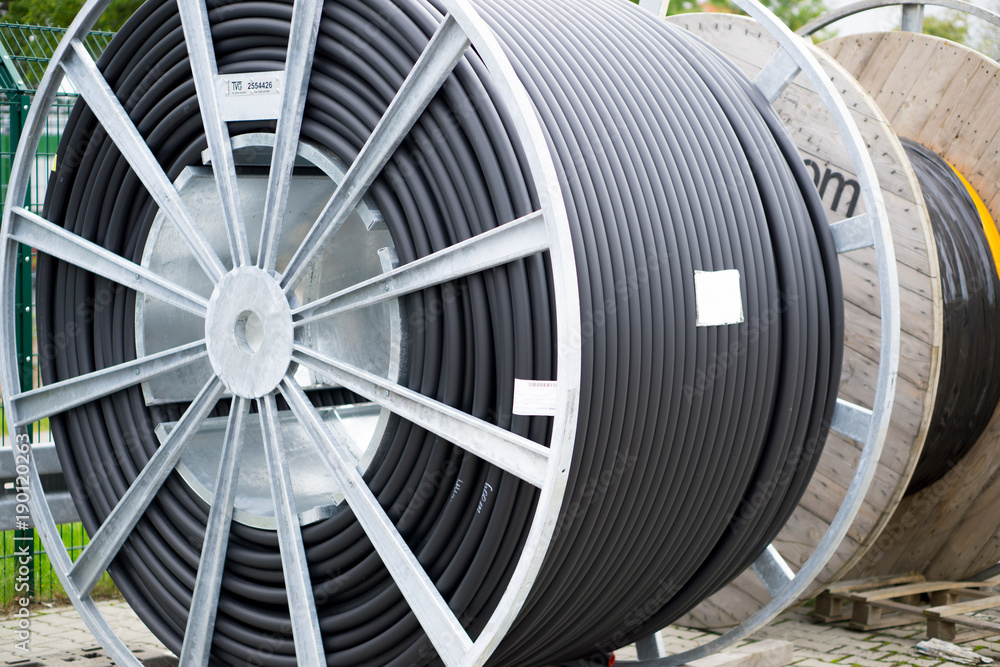 Kabelrollen für Kabelanschluß per Glasfaser Stock-Foto | Adobe Stock