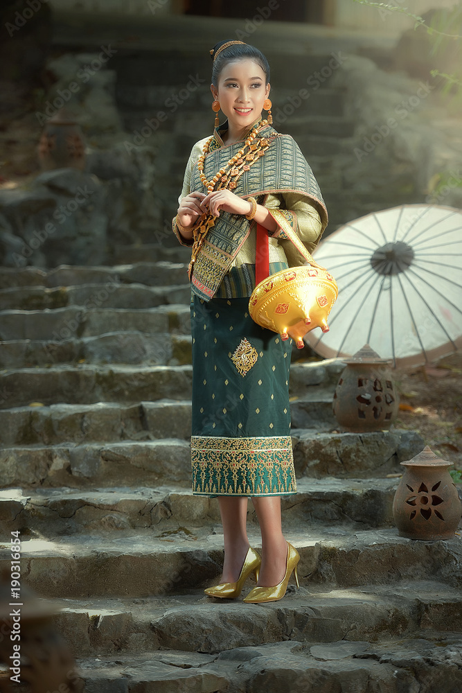 Beautiful Lao girl in traditional Laosi costume at Wat Vientiane, Laos ...