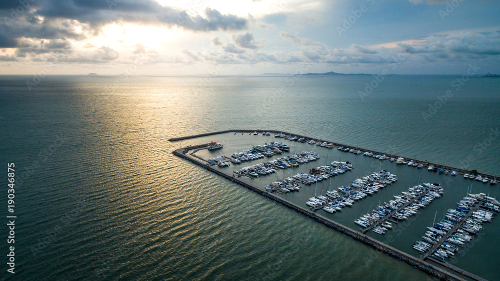 Foto de Topview Marine station Luxury yachts and private boats seaport ...