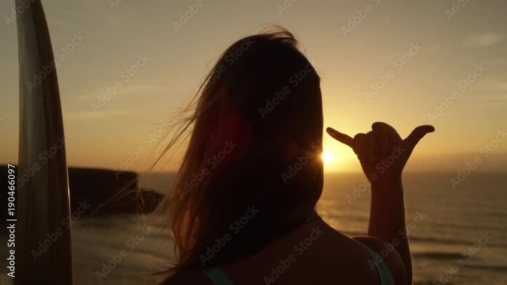 Video „SLOW MOTION CLOSE UP: Unrecognizable girl with long flowing hair ...