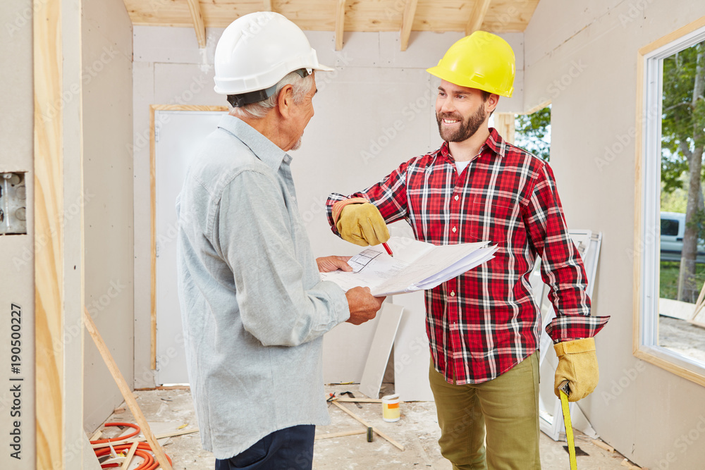 Handwerker besprechen Planung von Sanierung Stock Photo | Adobe Stock