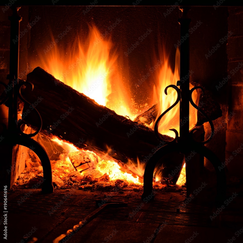 Primo piano di fuoco ardente in un caminetto Stock Photo | Adobe Stock
