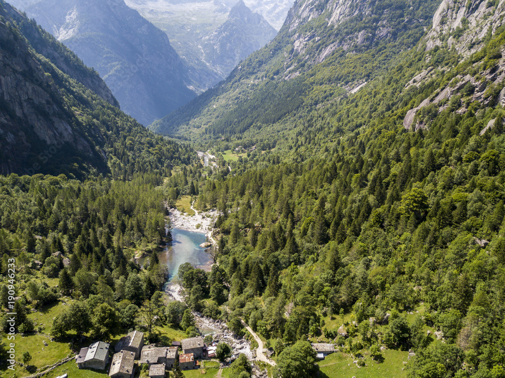 Vista aerea della Val di Mello, una valle verde circondata da montagne ...