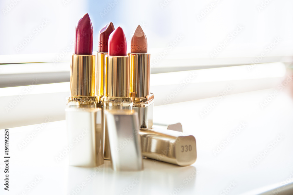 Rouges à lèvre sur le rebord d'une fenêtre foto de Stock | Adobe Stock