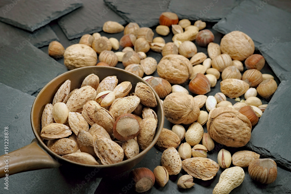 Rożne rodzaje orzechów na czarnym kamieniu łupkowym Stock Photo | Adobe ...