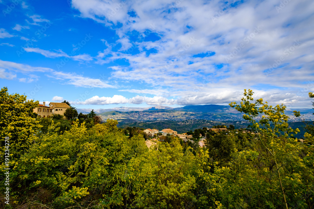 Foto de Vue panoramique sur le massif et le village de Tanneron, arbres ...