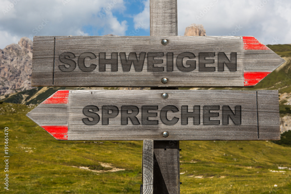 Schild aus Holz mit schweigen und sprechen Stock Photo | Adobe Stock