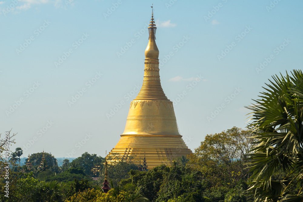 Foto de The Shwemawdaw pagoda the tallest stupa in Myanmar located in ...