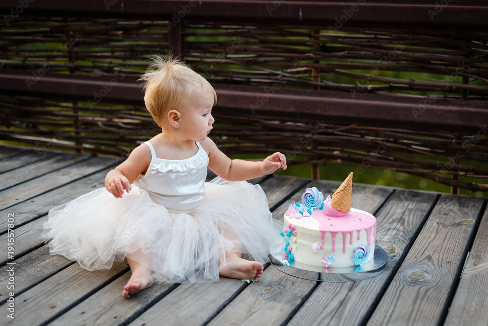 Pretty little girl with birthday cake. Cute baby on her birthday party ...
