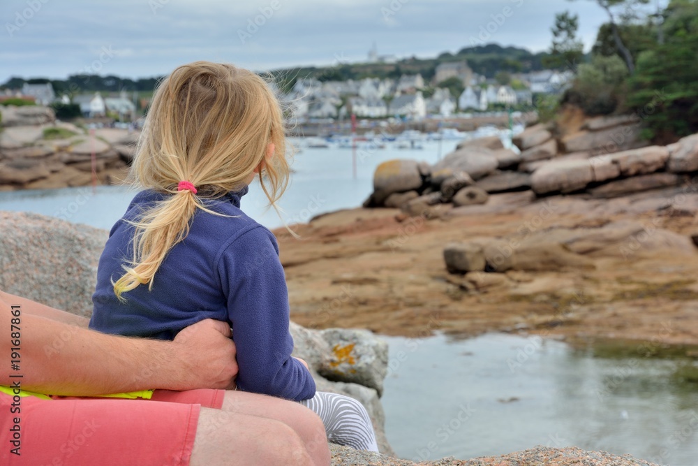 Une Fillette Assise Sur Les Genoux De Son Père Admire Le Paysage à