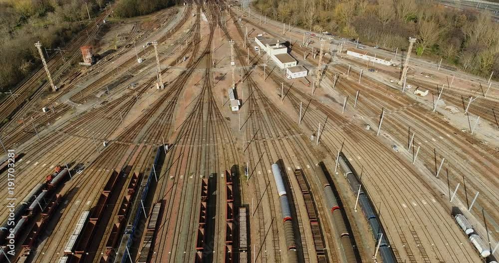 train de marchandise et voie ferrée en vue arérienne Stock ビデオ | Adobe ...