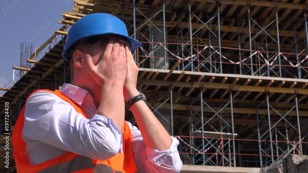 Vidéo Stock Exhausted tired stressed engineer builder at construction ...