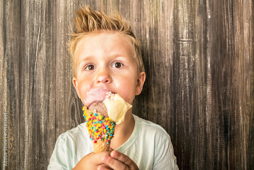Kind mit eis Stock-Foto | Adobe Stock