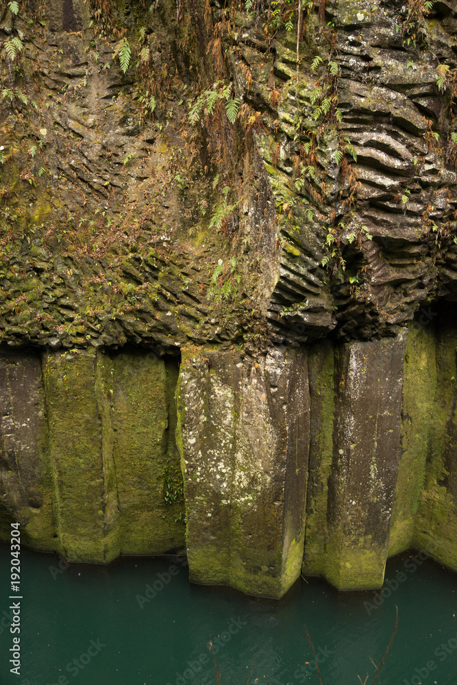 Foto de WIde angle view of the natural geometric rock column formations ...