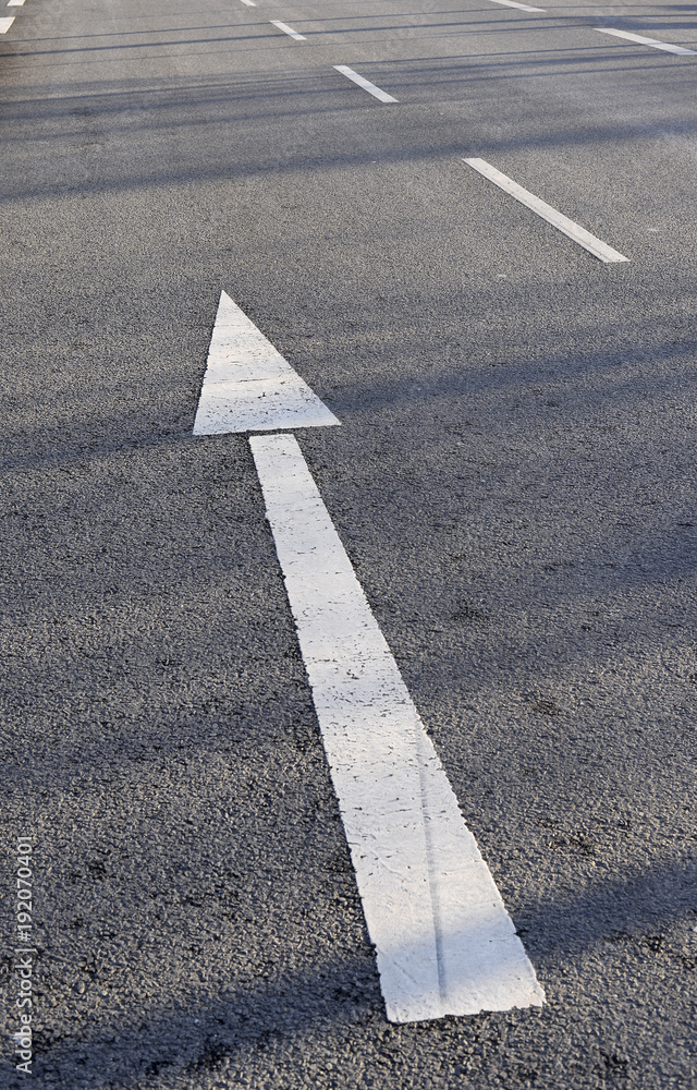 Pfeil auf der Straße Stock Photo | Adobe Stock