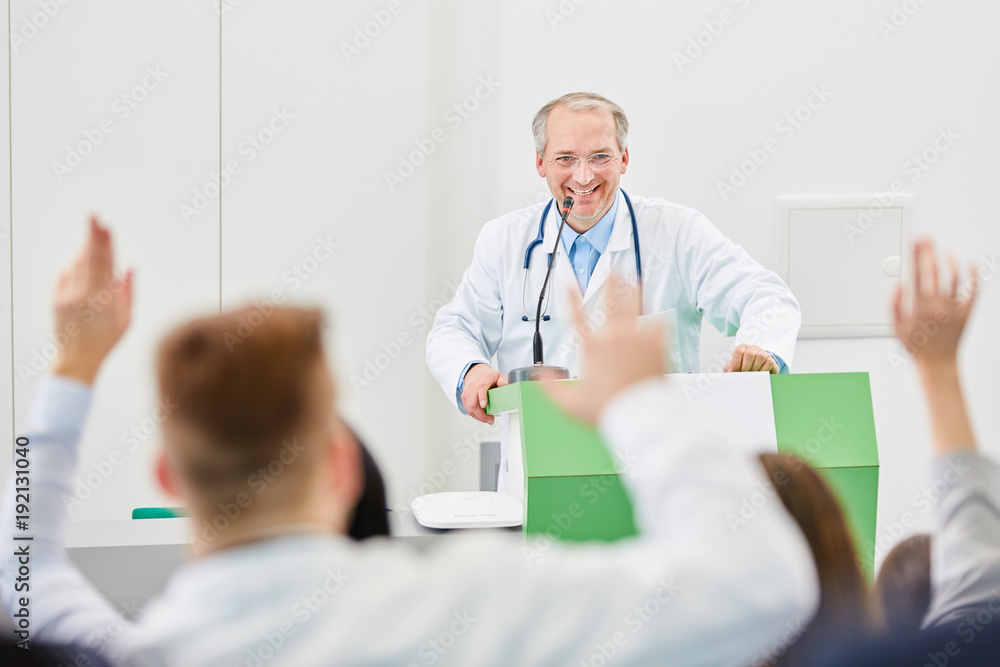 Medizin Studenten antworten auf Fragen Stock-Foto | Adobe Stock