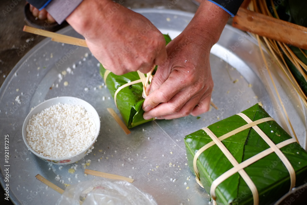 Foto de Packing Banh Chung (sticky rice cake), this is a traditional ...