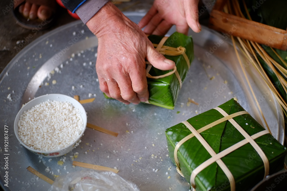 Foto de Packing Banh Chung (sticky rice cake), this is a traditional ...