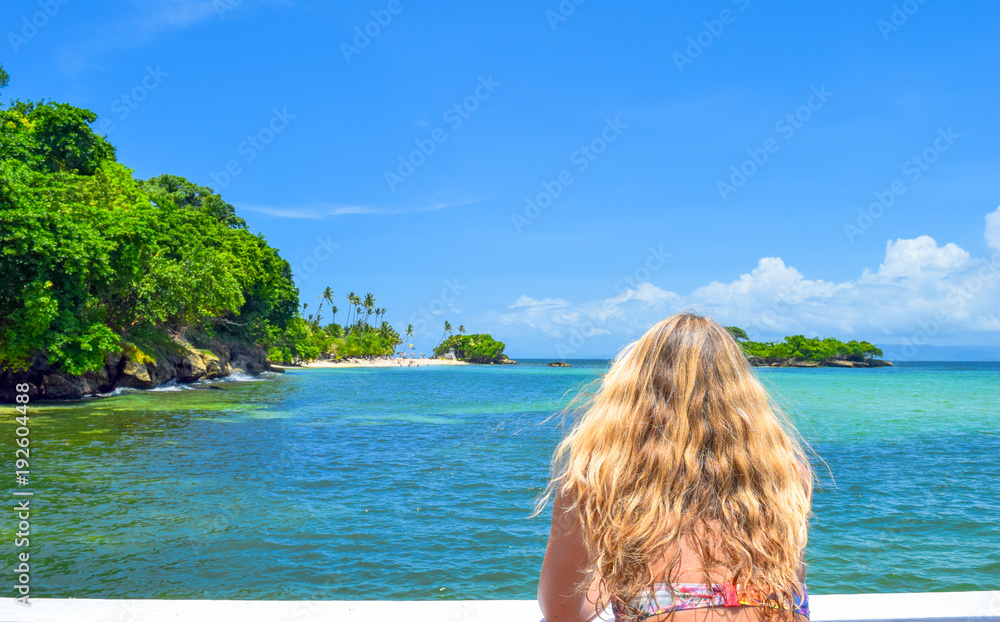 Stockfoto Bonde Frau mit langen Haaren steht im Bikini mit dem Rücken ...