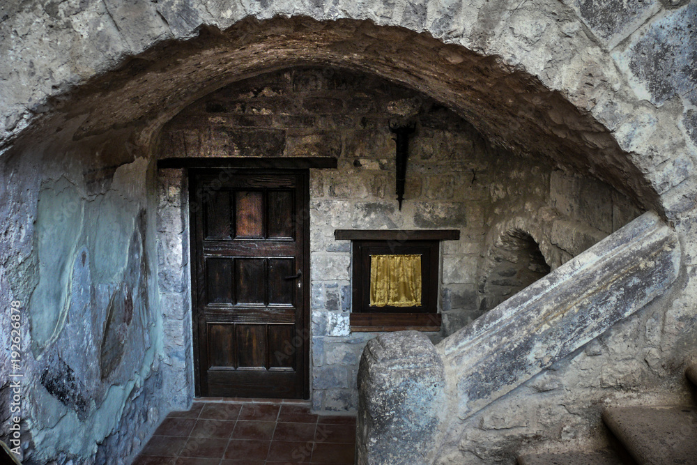 PORTA ANTICA IN LEGNO CON MUTO ED ARCO IN PIETRA E MATTONI Stock Photo ...