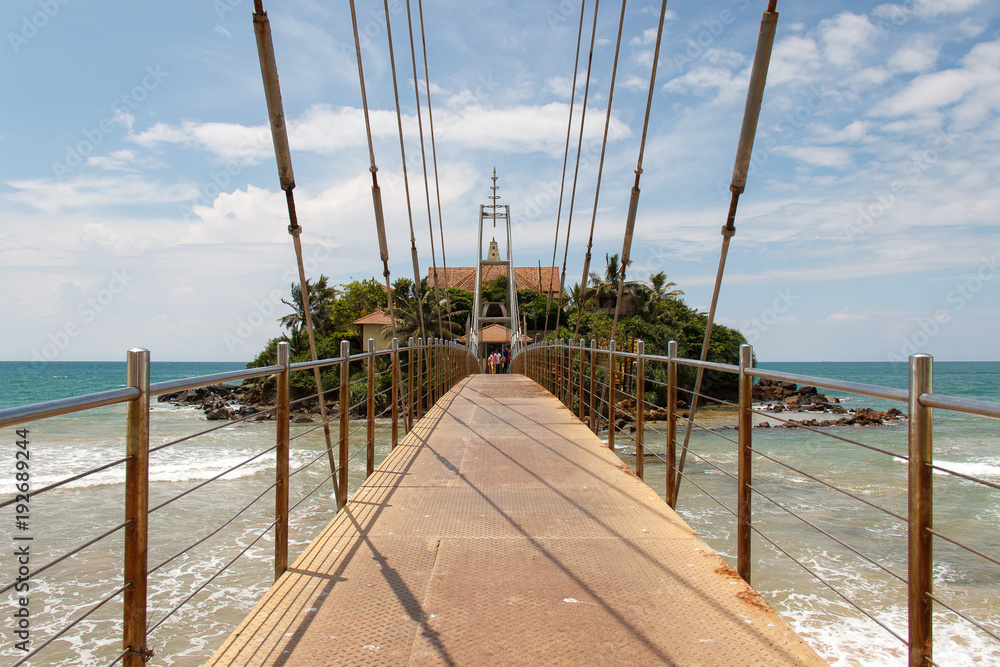 Foto de Perspective view of the bridge to Matara Parevi Duwa buddhist ...