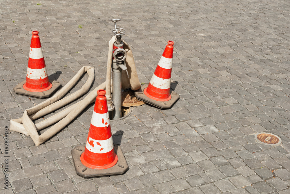 Foto de Pilonen sichern einen Unterflur-Hydrant mit einem montierten ...