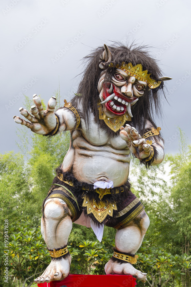 Foto de Ogoh-ogoh statue built for the Ngrupuk parade, which takes ...