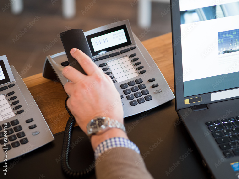 Kunden anrufen - Telefonieren - Networking Stock-Foto | Adobe Stock