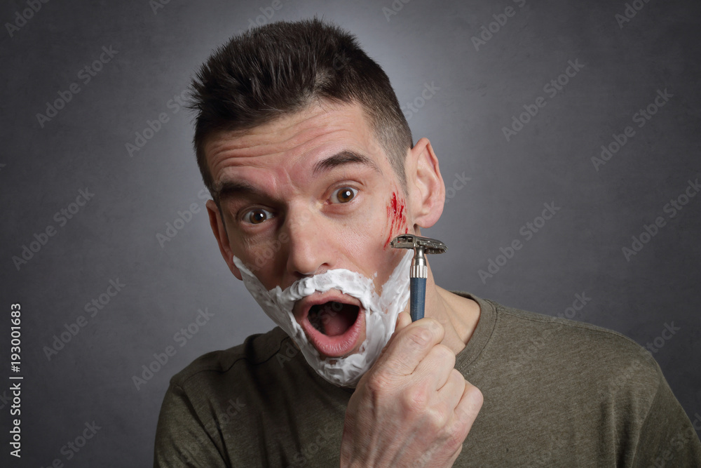 homme se coupant en se rasant avec rasoir à lames vintage Photos ...