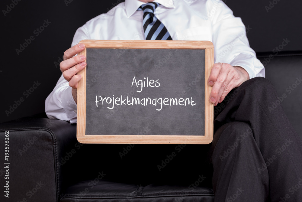 Foto de Projekt Leiter mit einer Tafel in der Hand auf der agiles ...