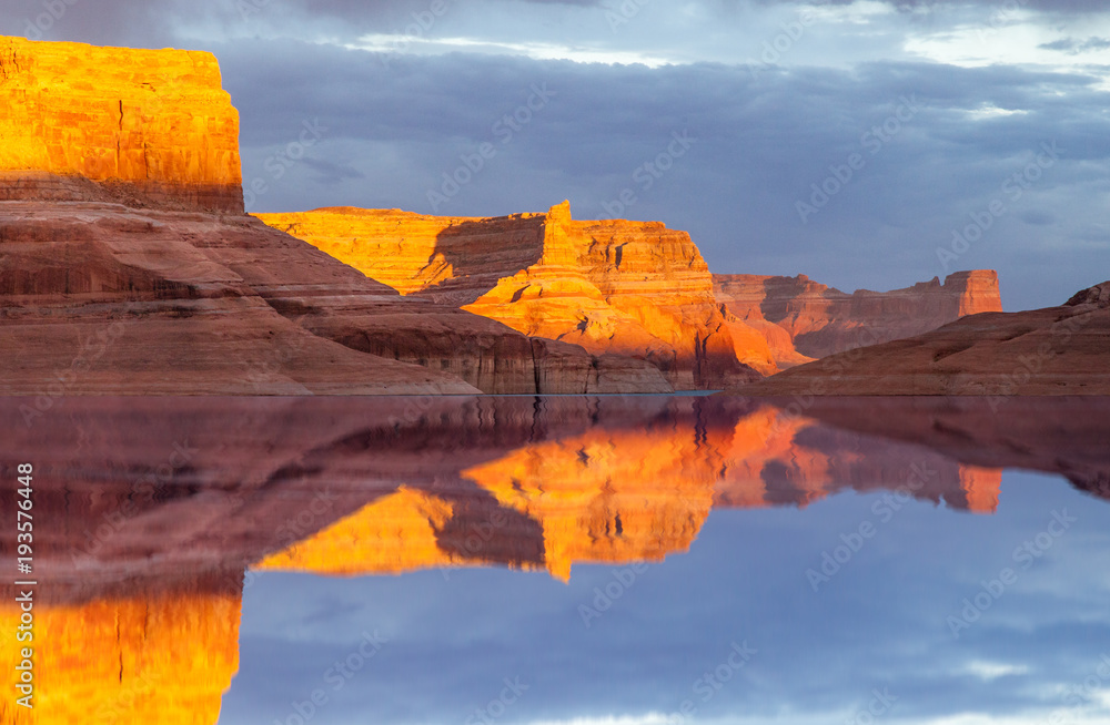 Reflection on Lake Powell in Glen Canyon National Recreation Area, Utah ...