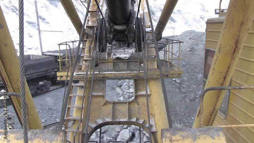 Nodes, parts and working mechanisms of the excavator. The mechanism of ...